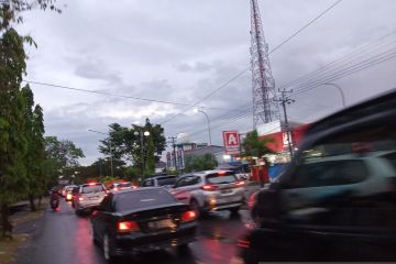 Genangan air picu antrean panjang di jalan poros Makassar-Parepare ...