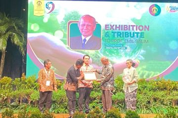 Emil Salim dianugerahi Tokoh Perintis Lingkungan Hidup Indonesia ...