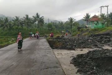 Indonesia's Semeru lava flood tremor lasts over 2.5 hours after rain ...