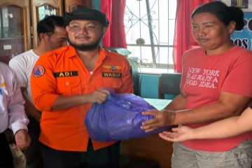 Tinjau dampak banjir, Wabup Barito Timur serahkan bantuan ke warga ...