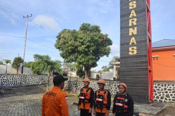 Tim SAR temukan penumpang kapal terjatuh di perairan Karimun - ANTARA ...