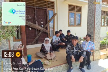 Nagari Sungai Pua Agam berikan pelayanan di teras usai kantor digembok ...