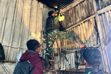 Satgas Yonif 511/DY perbaiki instalasi listrik warga Tiom Lanny Jaya ...