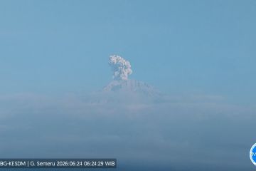 Mount Semeru erupts, ash column reaches 600 meters - ANTARA News