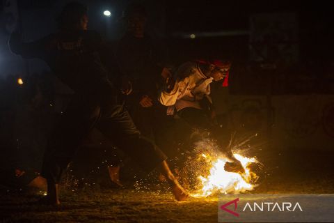 Tradisi sepak bola api Cirebon - ANTARA News Jawa Barat