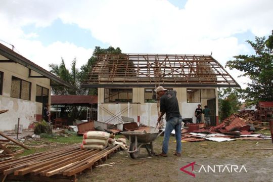 Renovasi bangunan untuk sekolah rakyat di Palangka Raya