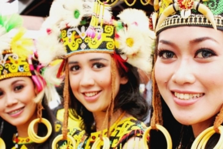 Disambut Gadis Dayak