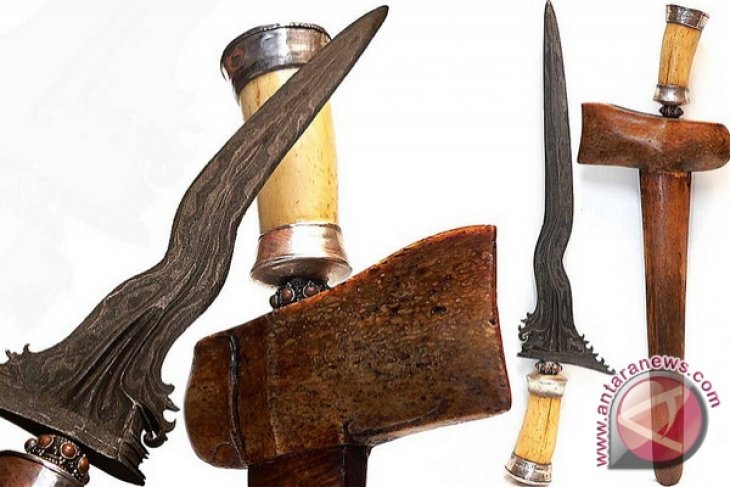 Keris dan Foto Kalsik Indonesia Dipamerkan di Paris - ANTARA News ...