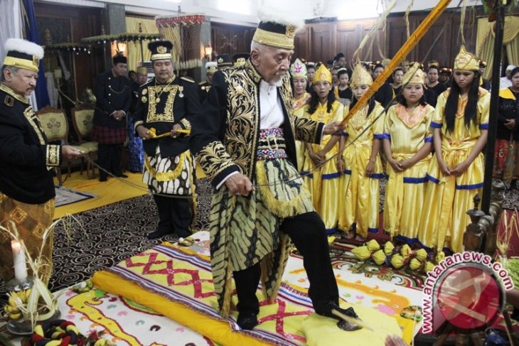 Festival Erau Upaya Pelihara Tradisi Leluhur Kutai - ANTARA News ...