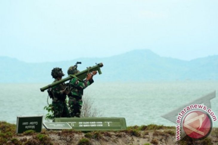 Latihan Paskhas TNI AU di Pantai Singkawang