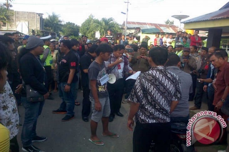 Warga Padati TKP Rekontruksi Ulang Kasus Pembunuhan - ANTARA News Gorontalo