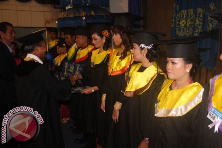 UNUD Wisuda 672 Sarjana - ANTARA News Bali