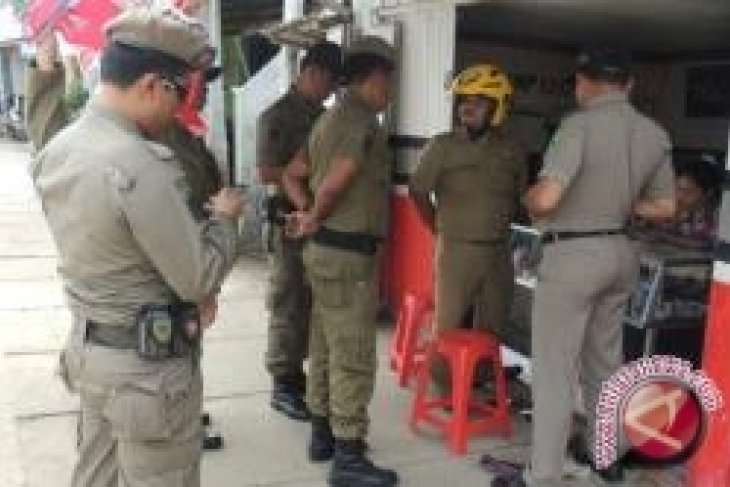 Satpol PP Tertibkan Kendaraan Parkir Sembarangan - ANTARA News Bangka Belitung