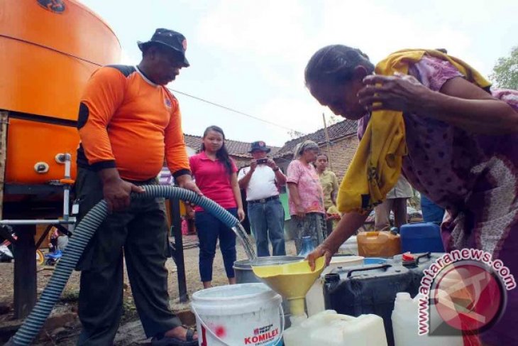 BPBD Jember Distribusikan Air Bersih ke 12 Desa - ANTARA News Jawa Timur