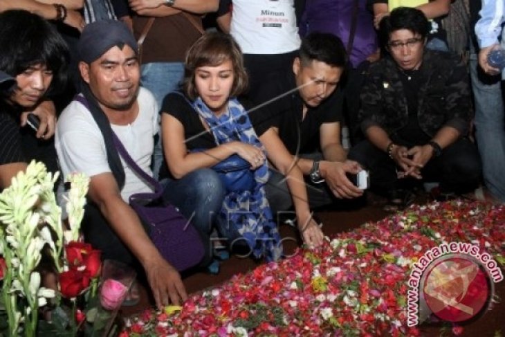 Keluarga Antar Budi Anduk ke Peristirahatan Terakhir - ANTARA News Bali