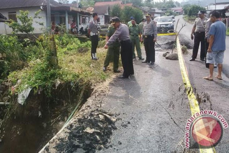 Jalan lintas provinsi nyaris putus akibat longsor - ANTARA News Bengkulu