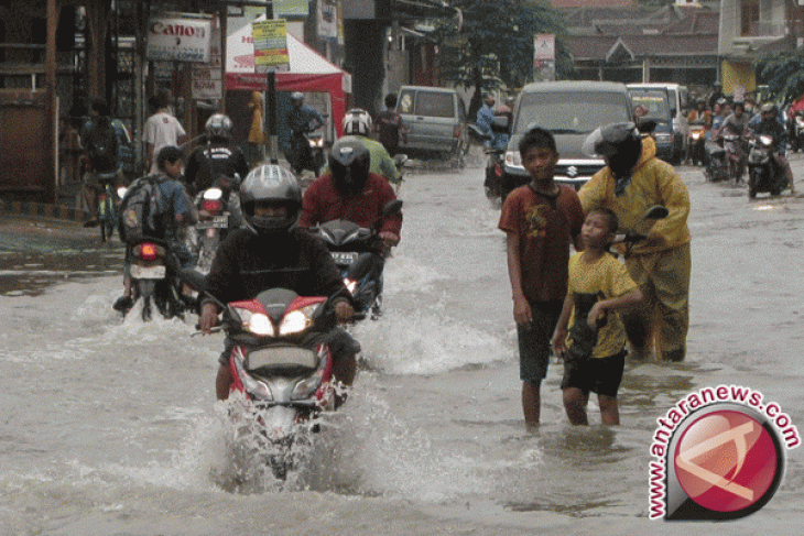 Banjir Akibatkan Sebagian Jalan di Pangkalpinang Macet Total - ANTARA ...