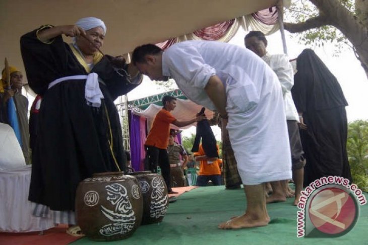 Masyarakat Merawang Lestarikan Adat Mandi Belimau - ANTARA News Bangka ...