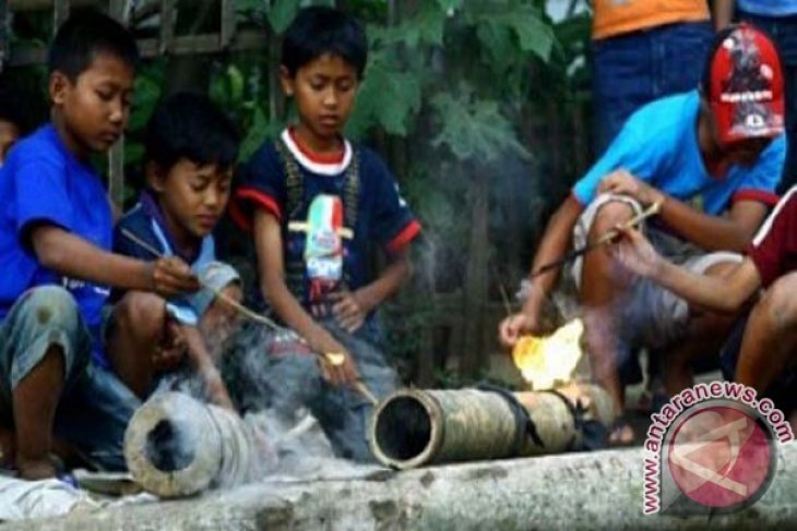 Warga Pangkalpinang Lestarikan Permainan Tradisional "Meriam Bambu ...