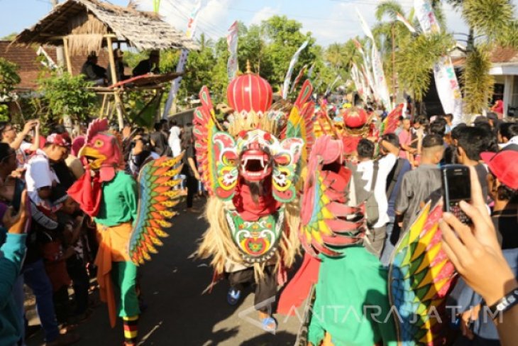 Suku Osing Banyuwangi Gelar Ritual Barong Ider Bumi - ANTARA News Jawa ...