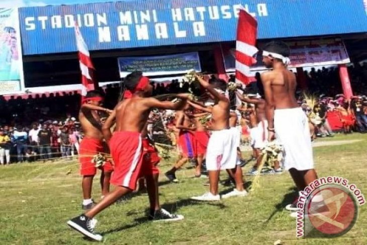 Anak-Anak Meriahkan Atraksi Pukul Manyapu Mamala - ANTARA News Ambon ...