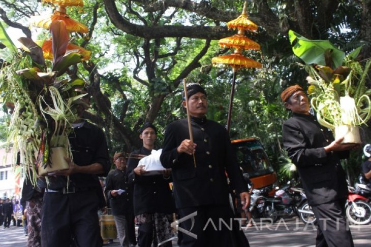 Tradisi Kirab Ruwatan Malang