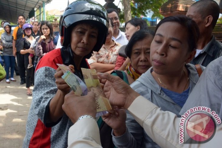 Penukaran Uang, Pecahan Rp10 Ribu Favorit - ANTARA News Bali Penukaran Uang, Pecahan Rp10 Ribu Favorit - ANTARA News Bali