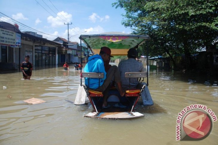 Flood sweeps through three sub-districts in W. Java - ANTARA News