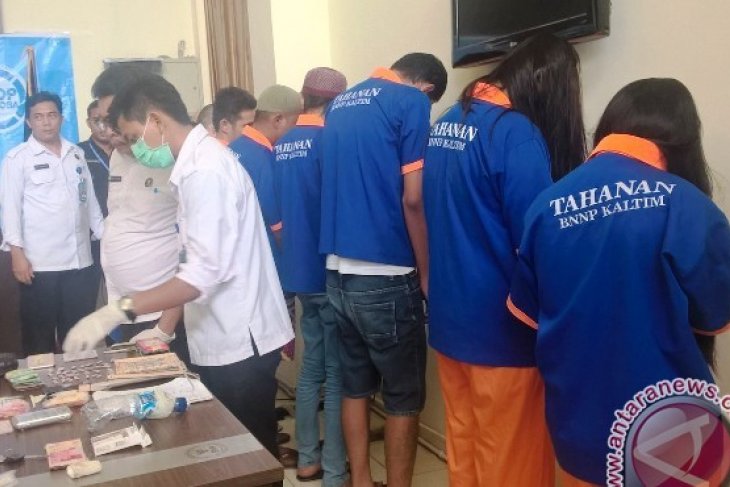 BNN Kaltim Tangkap Dua Perempuan Pengguna Narkoba - ANTARA News ... BNN Kaltim Tangkap Dua Perempuan Pengguna Narkoba - ANTARA News ...