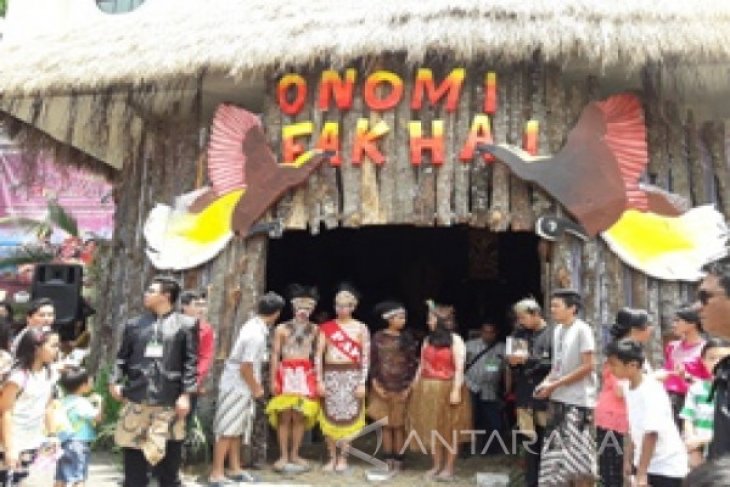 SMAK "Kosayu" Menggelar Pelangi Bangsaku dengan Ikon Papua - ANTARA News Jawa Timur