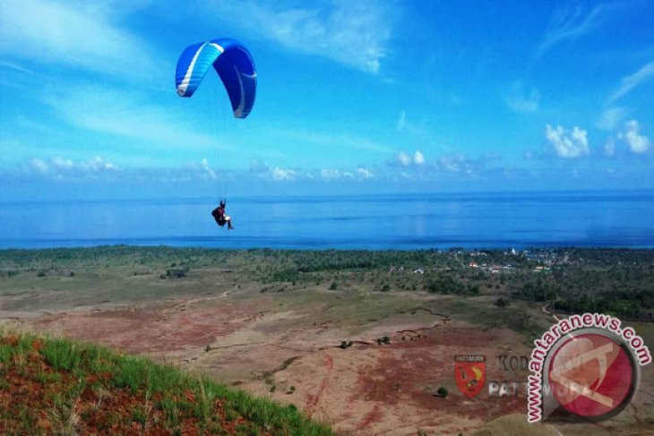 Survey Paralayang tentang SDA dan Potensi Wisata Pulau Moa - ANTARA ...