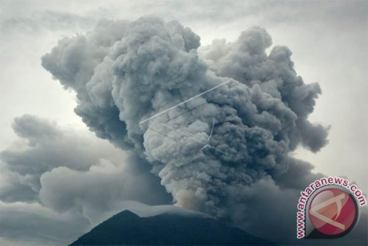 Semburan Asap Gunung Agung Menurun Drastis - ANTARA News Bali
