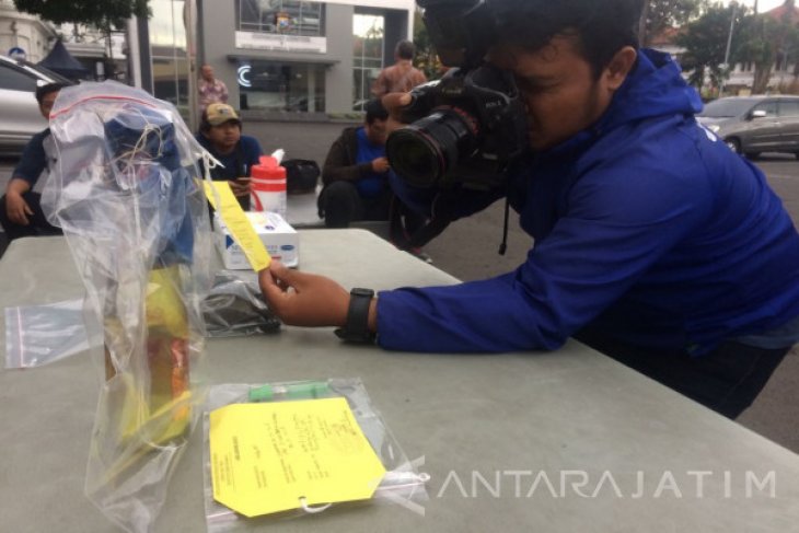 Polisi Selidiki Kejiwaan Pria Pembawa Bom Molotov - ANTARA News Jawa Timur Polisi Selidiki Kejiwaan Pria Pembawa Bom Molotov - ANTARA News Jawa Timur
