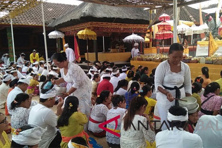 Pagerwesi, umat Hindu padati Pura Tamansari Buleleng (video) - ANTARA ...