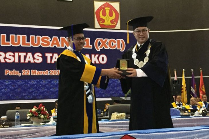 Rektor IPB berikan orasi ilmiah dalam acara wisuda Universitas Tadulako ...