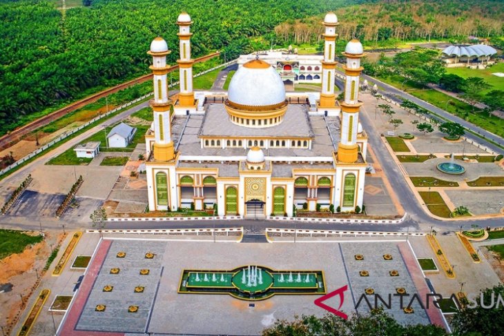 Perbanyak Amal dan Ibadah di Masjid Agung Ahmad Bakrie Kisaran - ANTARA ...