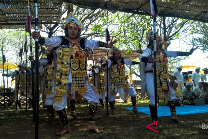 ISI Denpasar "ngayah" di Pura Agung Bungkulan - ANTARA News Bali