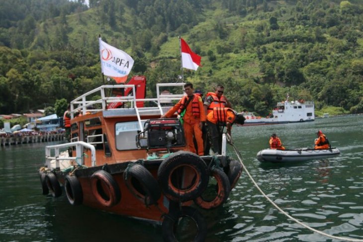 Misi kemanusiaan Japfa kapal tenggelam Danau Toba - ANTARA News Sumatera Utara