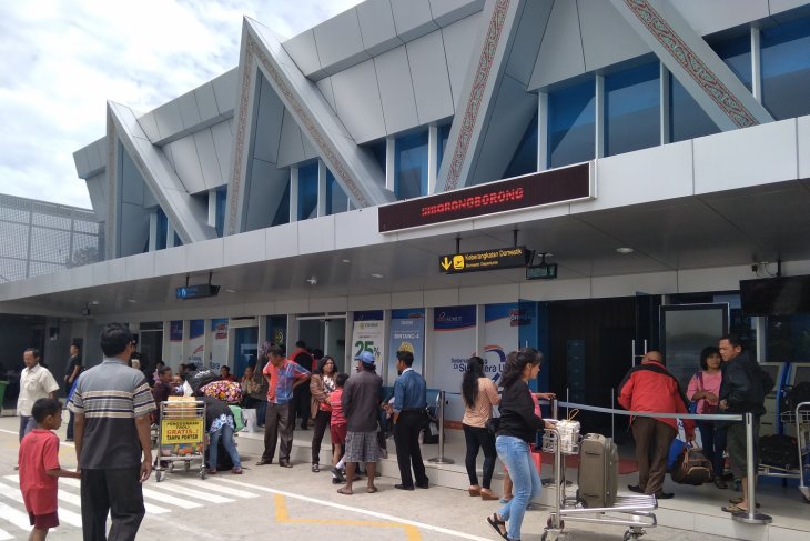 Arus penumpang di Bandara Silangit meningkat 51 persen - ANTARA News ...