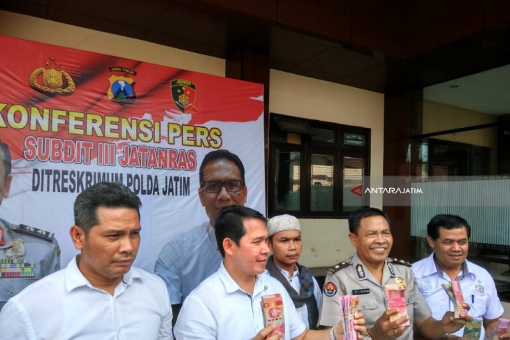 Polda Jatim Ungkap Kasus Penipuan Berkedok Penggandaan Uang (Video ... Polda Jatim Ungkap Kasus Penipuan Berkedok Penggandaan Uang (Video ...
