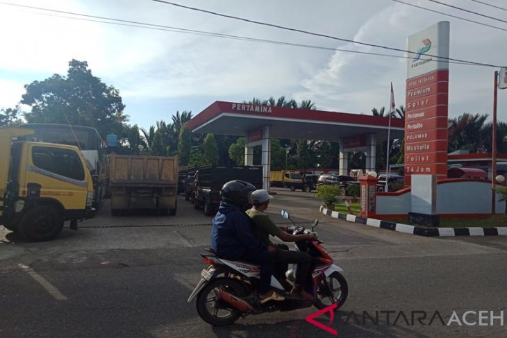 Antrian truk isi BBM Solar di SPBU Nagan Raya capai satu kilometer ...