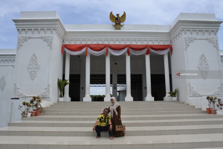 Wisata Balai Desa Mirip Istana