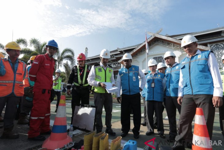 PLN Kalbar tingkatkan keandalan listrik menjelang Natal - ANTARA News ...