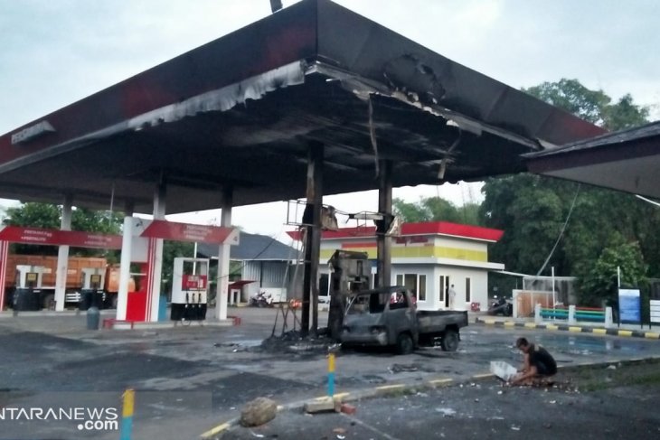 SPBU terbakar!! Sebaiknya matikan mesin kendaraan Anda ketika pengisian ...
