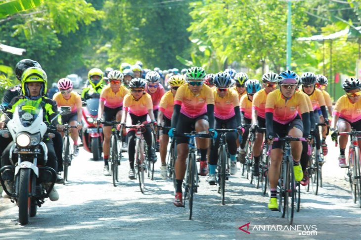 Kompetisi balap sepeda perempuan digelar di Banyuwangi - ANTARA News ...
