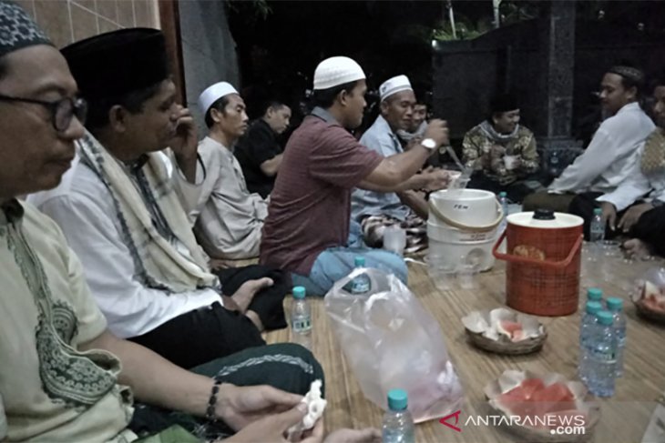 Muslim Bali laksanakan Tradisi Megibung pererat persaudaraan (video ...