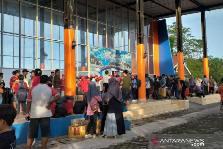 Penumpang mulai padati pelabuhan Tanjung Pandan - ANTARA News Bangka ...