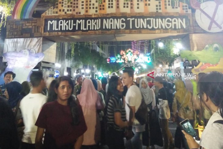 Mlaku-mlaku nang Tunjungan masih jadi daya tarik warga - ANTARA News ...