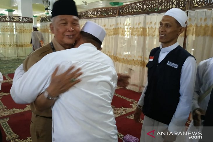 Bupati sambut kedatangan 324 orang jamaah haji HST - ANTARA News ... Bupati sambut kedatangan 324 orang jamaah haji HST - ANTARA News ...