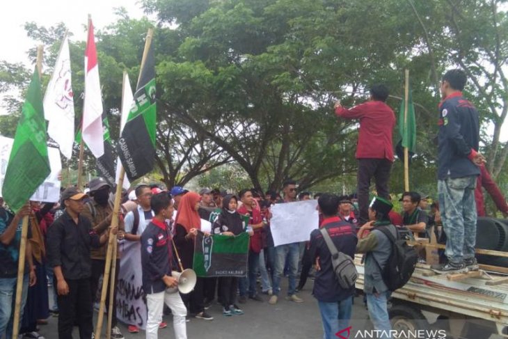Anggota DPRD Sambas dilantik, mahasiswa demo - ANTARA News Kalimantan Barat Anggota DPRD Sambas dilantik, mahasiswa demo - ANTARA News Kalimantan Barat